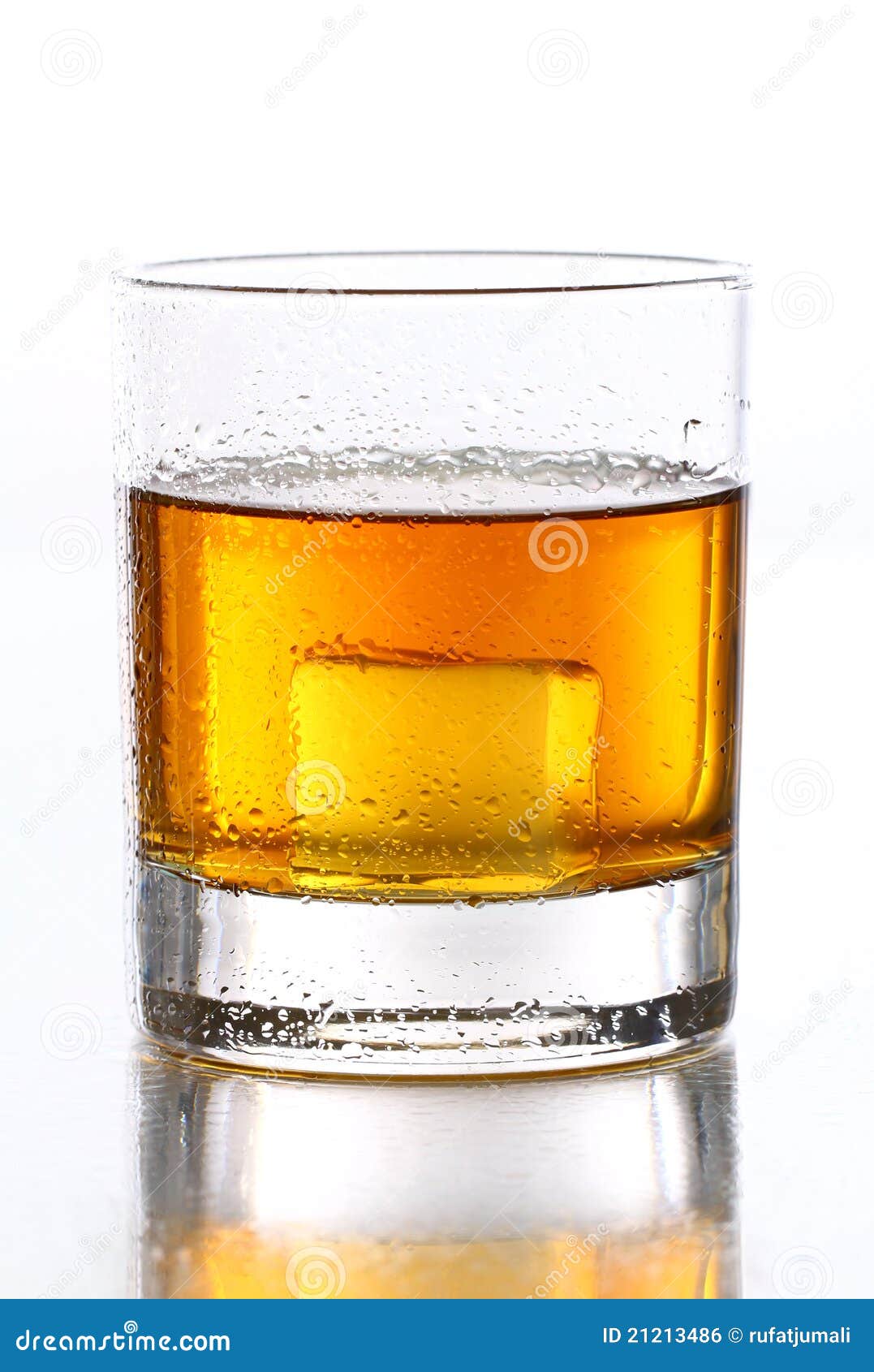 Nasses Glas Mit Whisky Nach Innen Stockfoto - Bild von schottisch ...