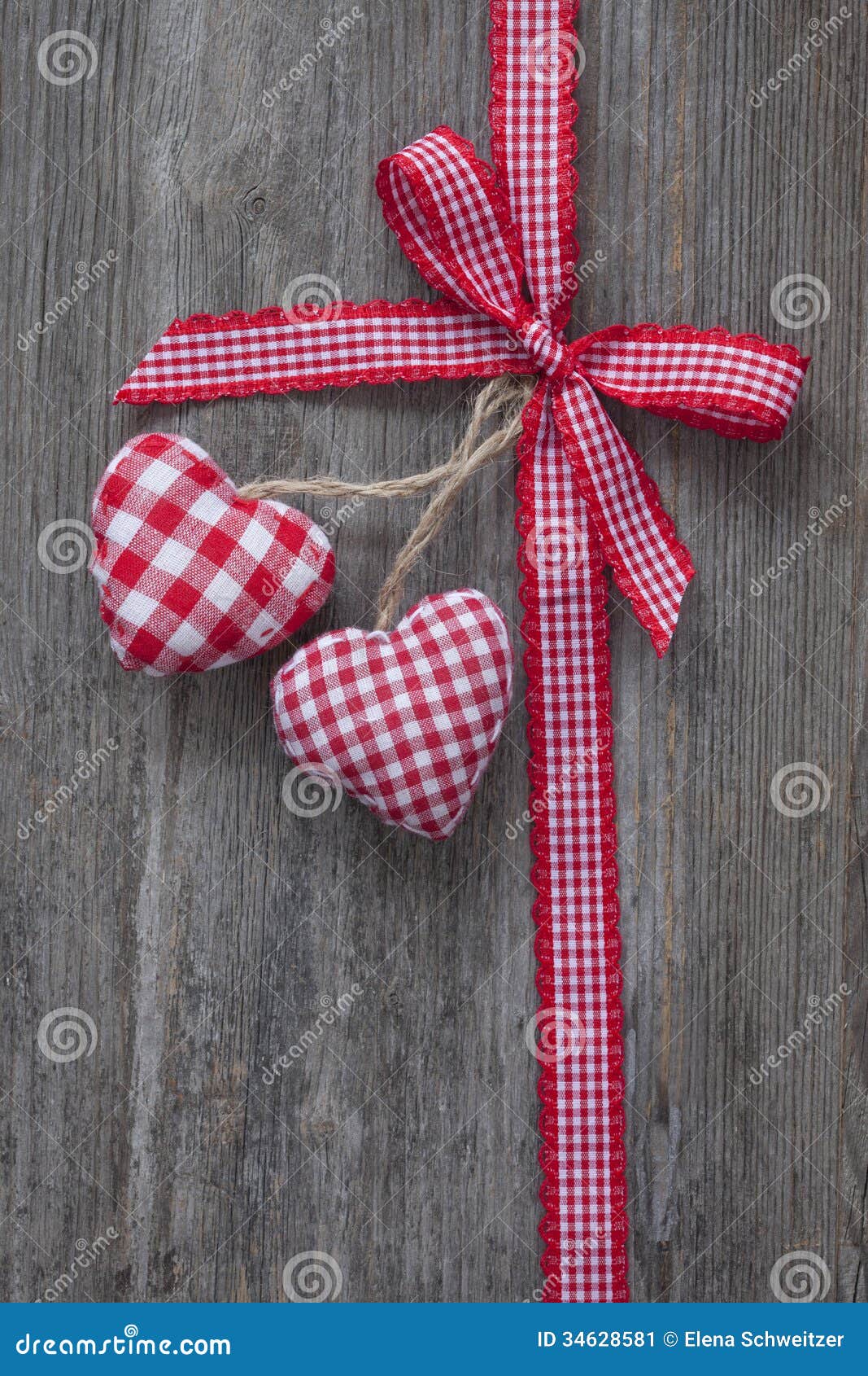 Nastro rosso con i cuori immagine stock. Immagine di nodo - 34628581