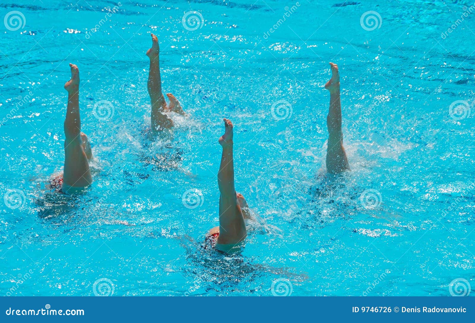 Natación sincronizada foto de archivo. Imagen de sincronice - 9746726