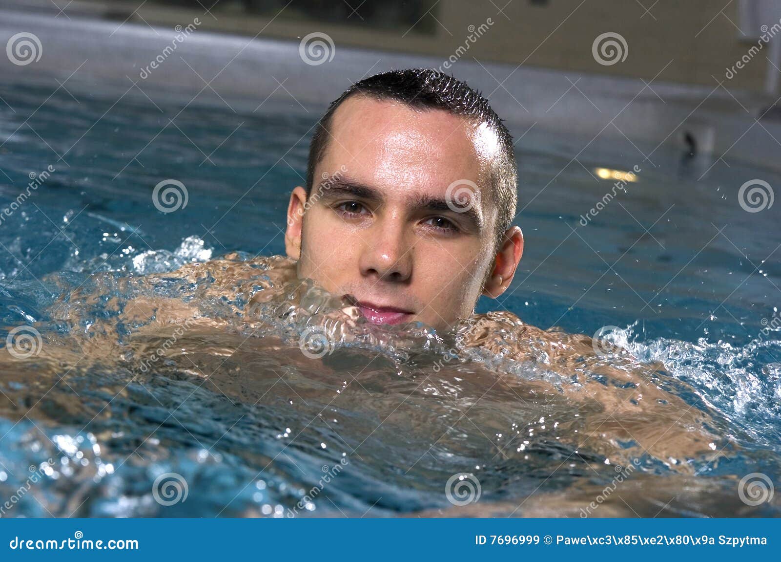 Natation d'homme image stock. Image du joie, frais, énergie - 7696999