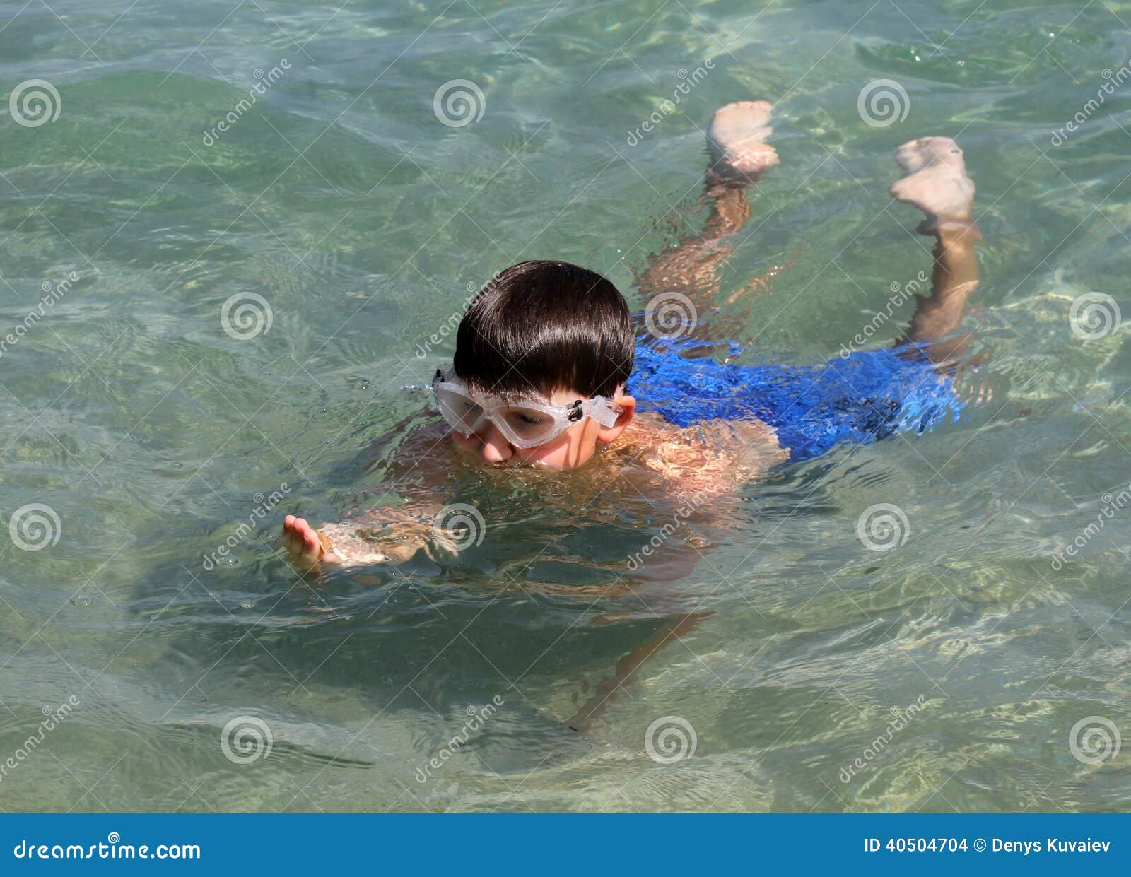 Natation de garçon en mer photo stock. Image du bonheur - 40504704