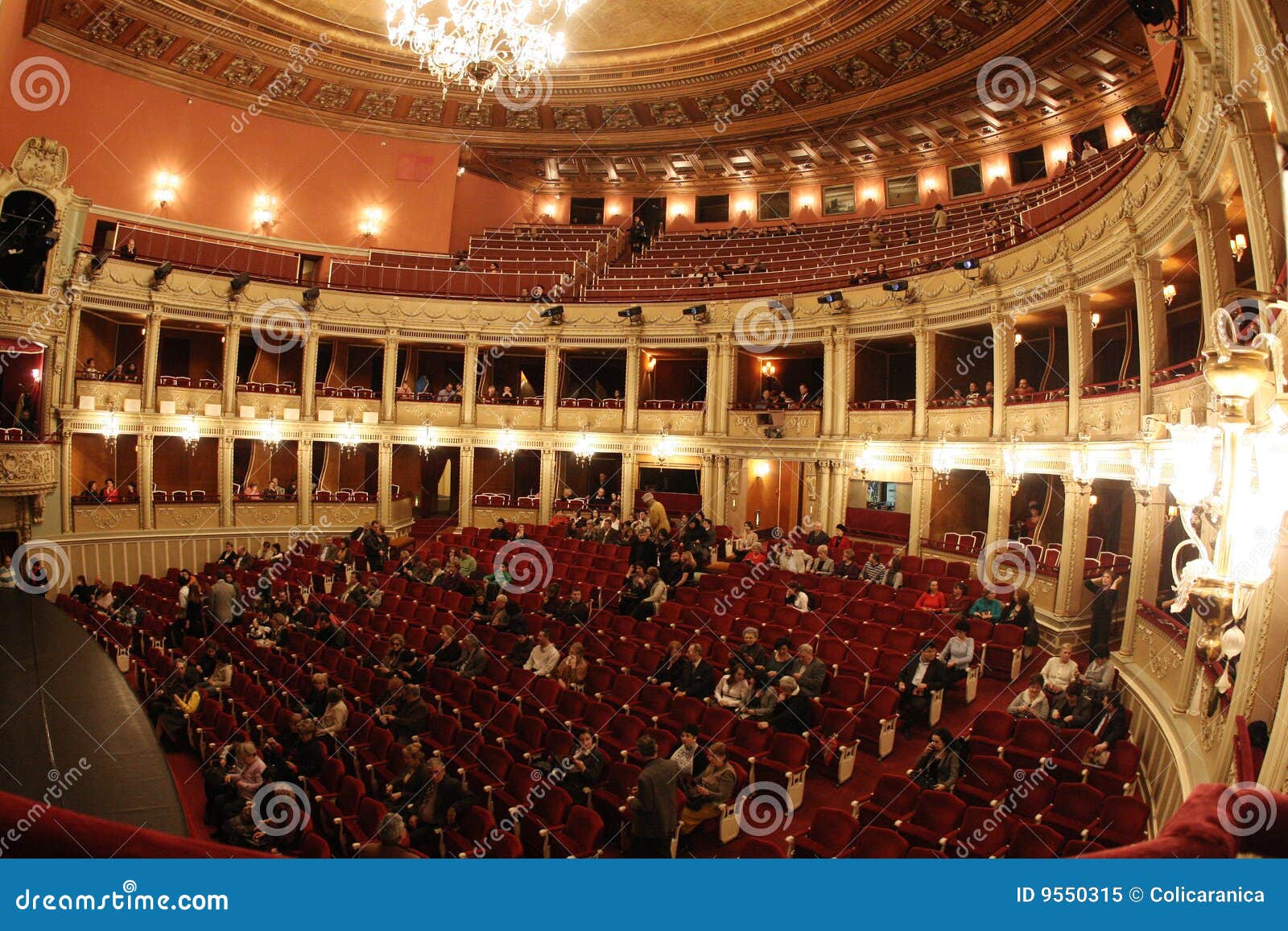 Nationale Opera Boekarest redactionele afbeelding. Image of lichten ...