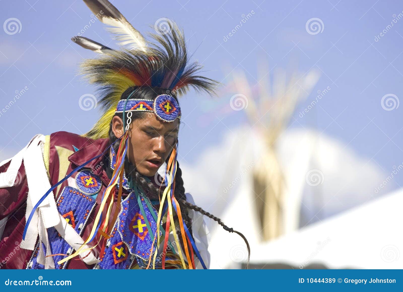 Native American Man in Full Dress. Editorial Stock Image - Image of ...