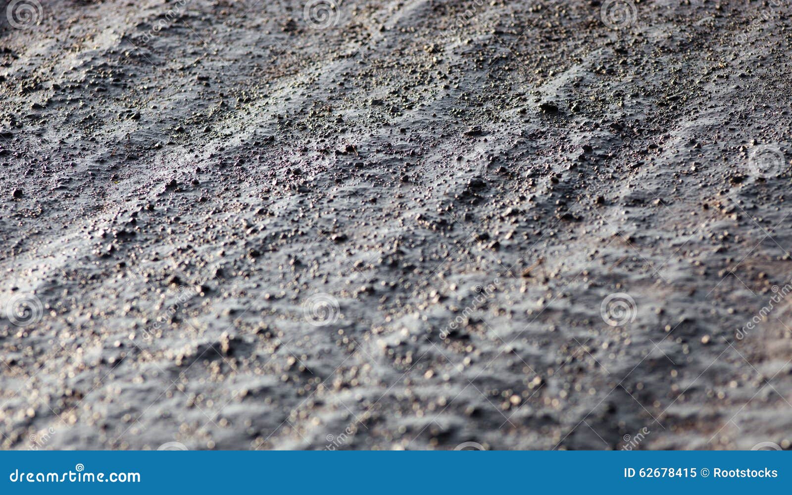 Natte grond na de regen stock afbeelding. Image of achtergrond - 62678415