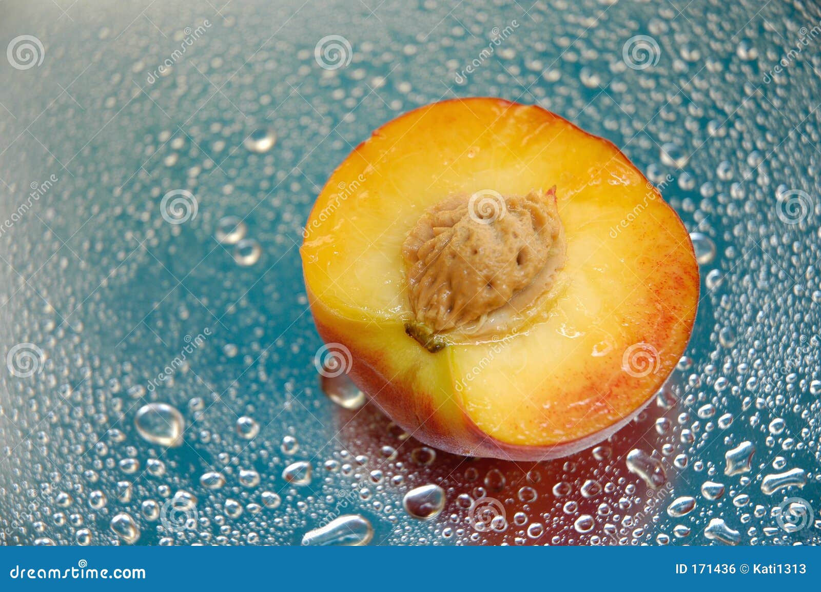 Natte perzik II stock foto. Image of blauw, daling, vers - 171436