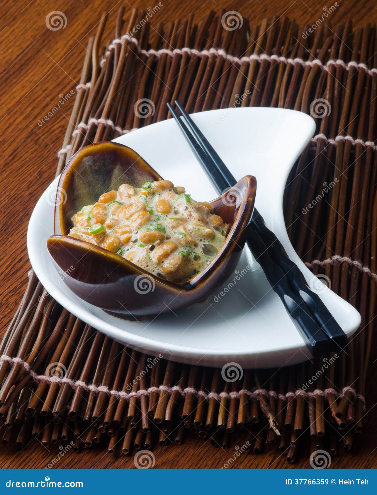 Natto japonais sur le fond image stock. Image du assiette - 37766359