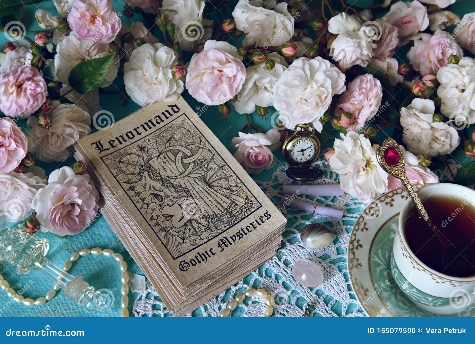 Natura Morta Con Le Carte, La Tazza E Le Rose Di Oracolo Di Lenormand ... Natura Morta Con Le Carte, La Tazza E Le Rose Di Oracolo Di Lenormand ...