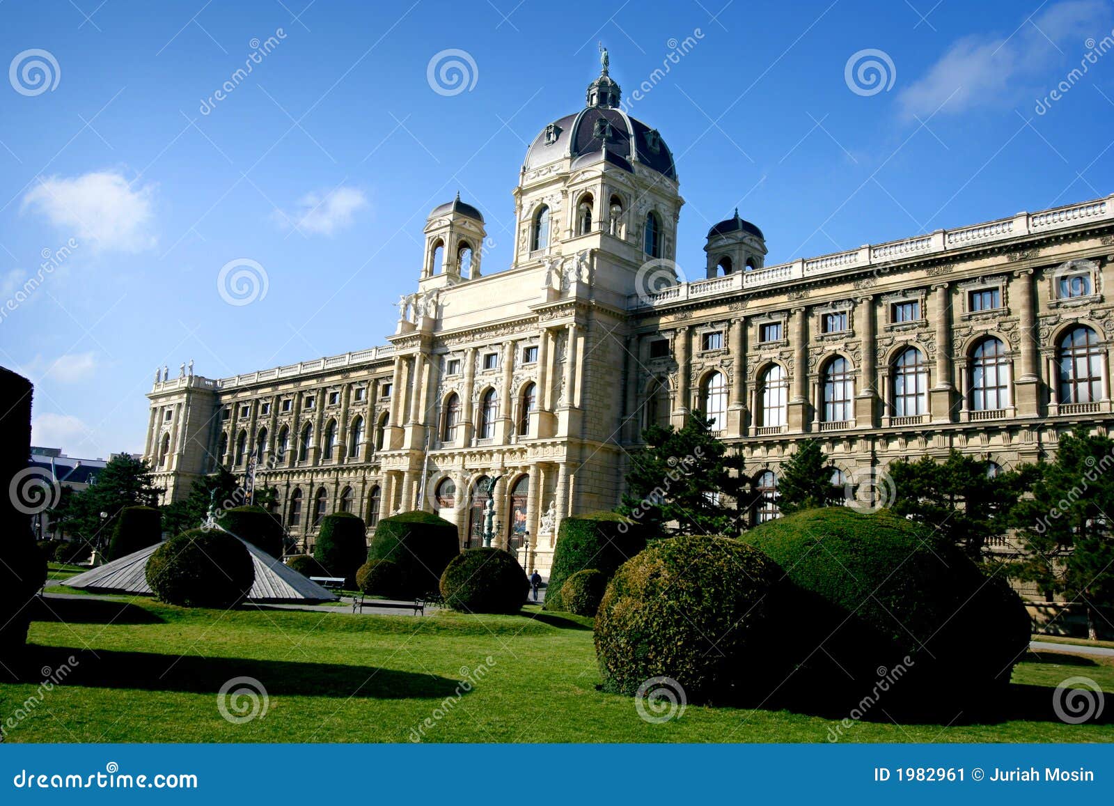 VIENNA, AUSTRIA - OCTOBER 07, 2016: Neue Burg, Heldenplatz, Weltmuseum ...