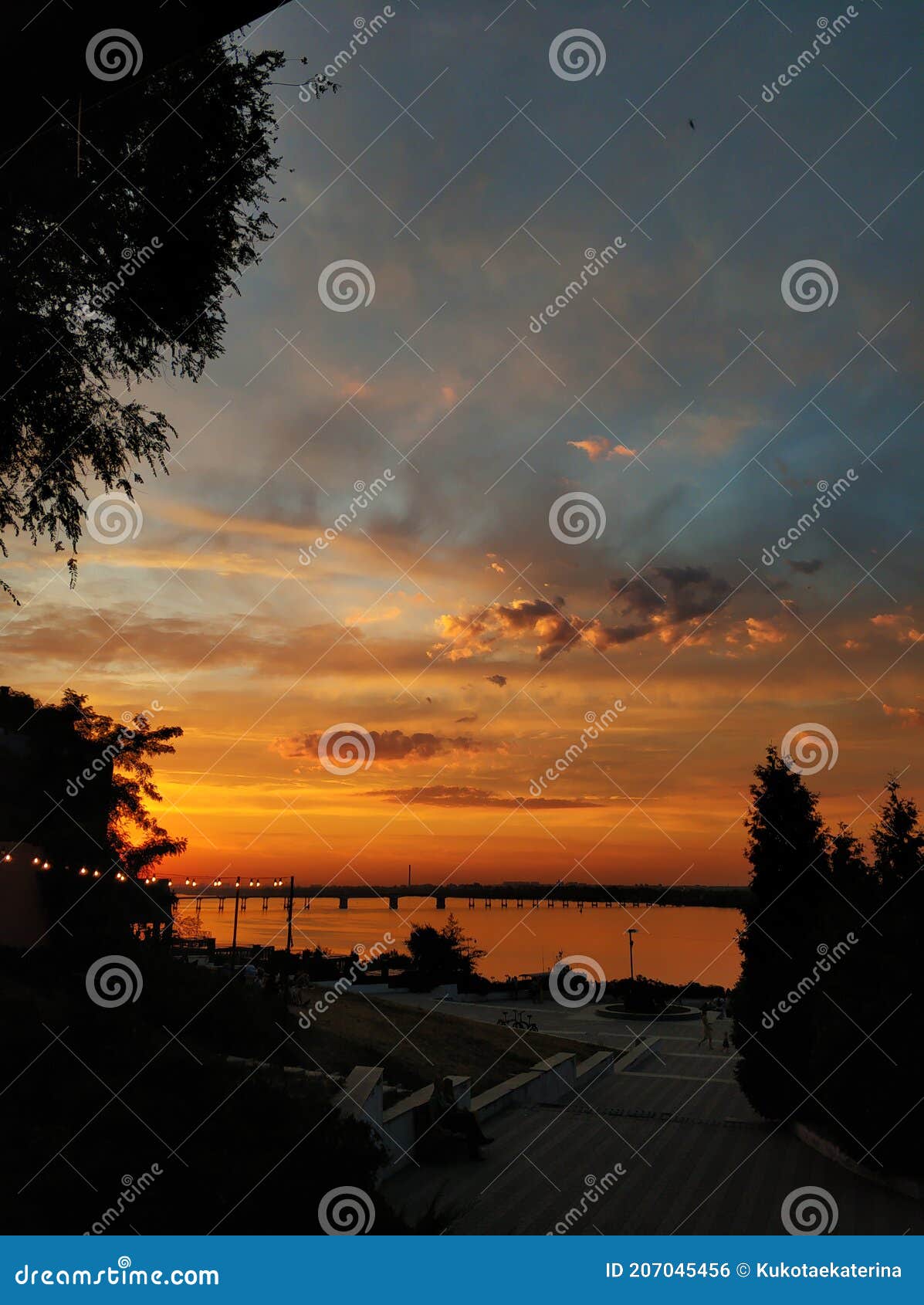 Natural Landscape. Sunset Over Water, Reflection of the Sun and Clouds ...