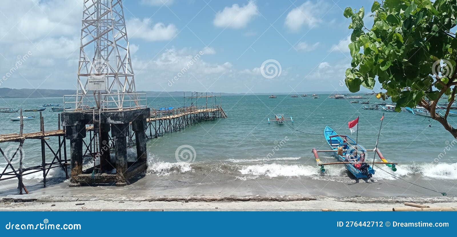 The Natural Mirror Reflects the Blue Sky Color into Ocean Stock Photo ...
