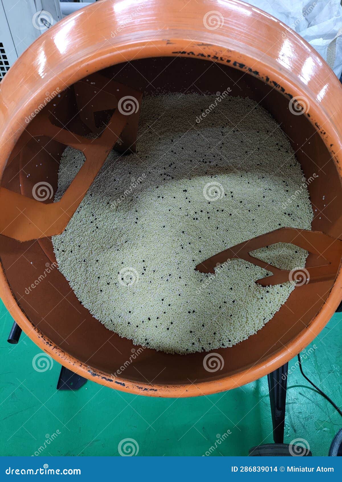 Natural Polymer Pellets Mixing , Raw Materials for Making Insulation ...