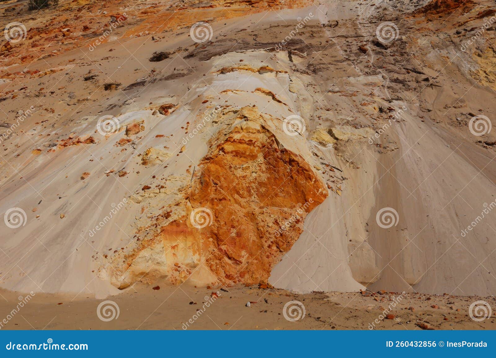 Natural Sand Pattern at the Colored Sand Cliffs of Rainbow Beach ...