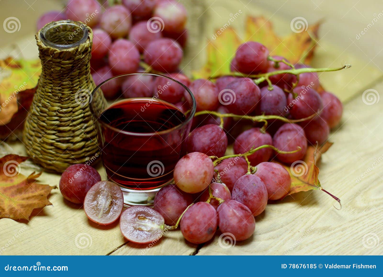 Natuurlijk Druiven Rood Sap in Glaskruik Stock Afbeelding - Image of ...
