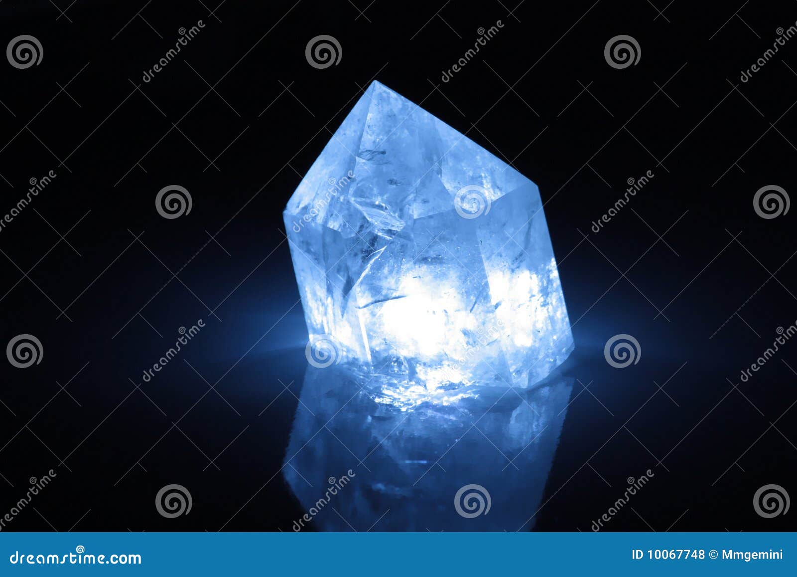 Natuurlijk kristal stock foto. Image of kristal, samenvatting - 10067748