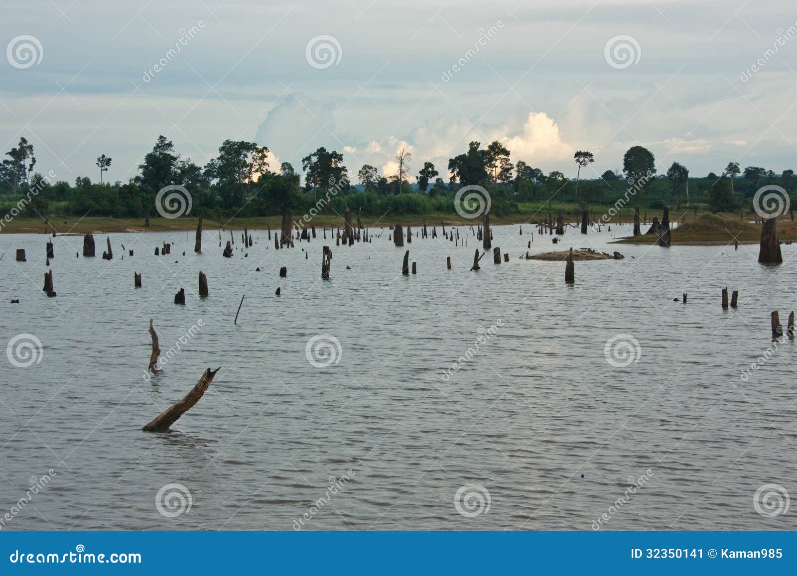 Natuurlijke waterbronnen. stock afbeelding. Image of nave - 32350141