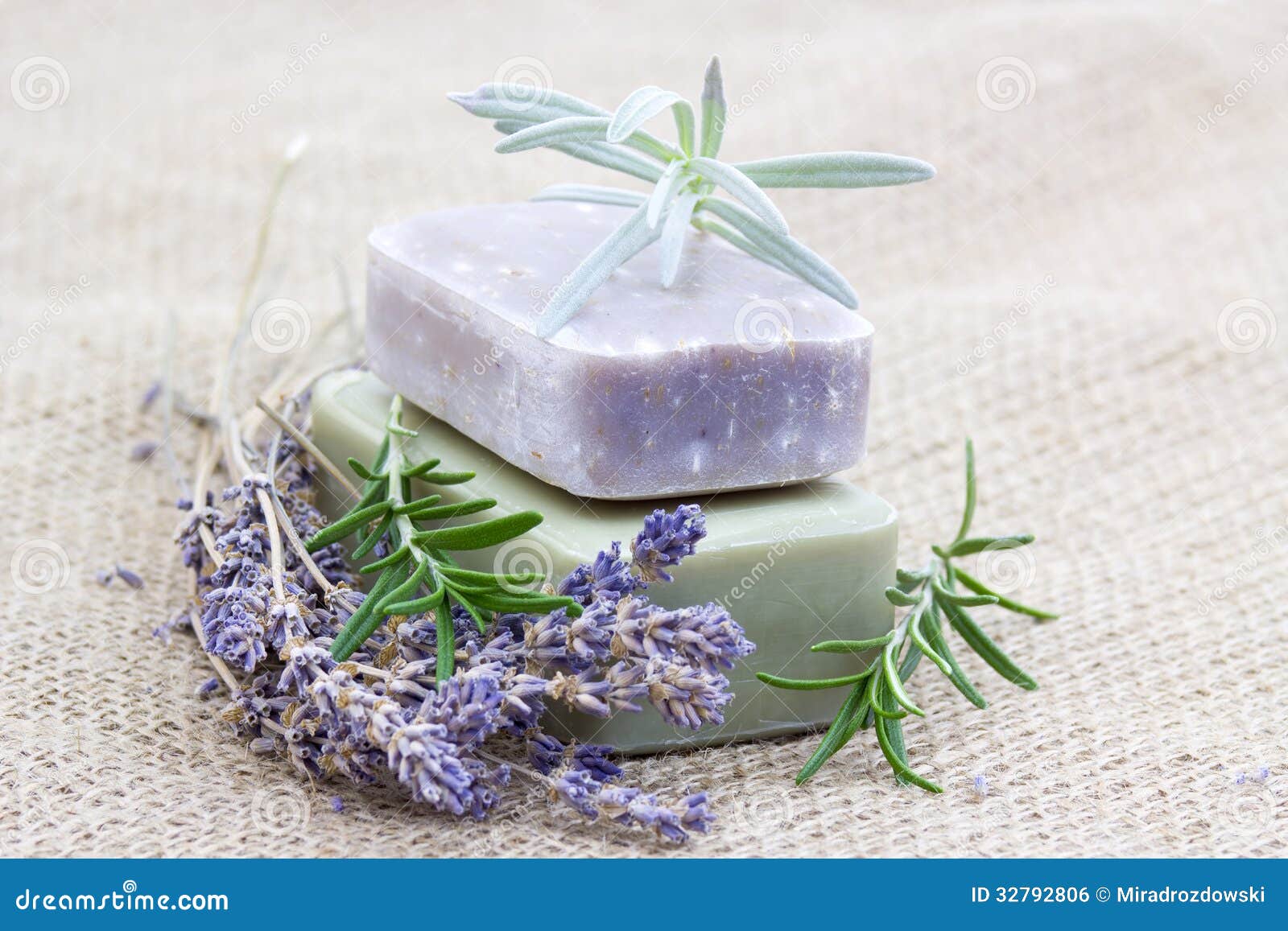 Natuurlijke Zeep Met Kruiden Stock Foto - Image of hout, eigengemaakt ...