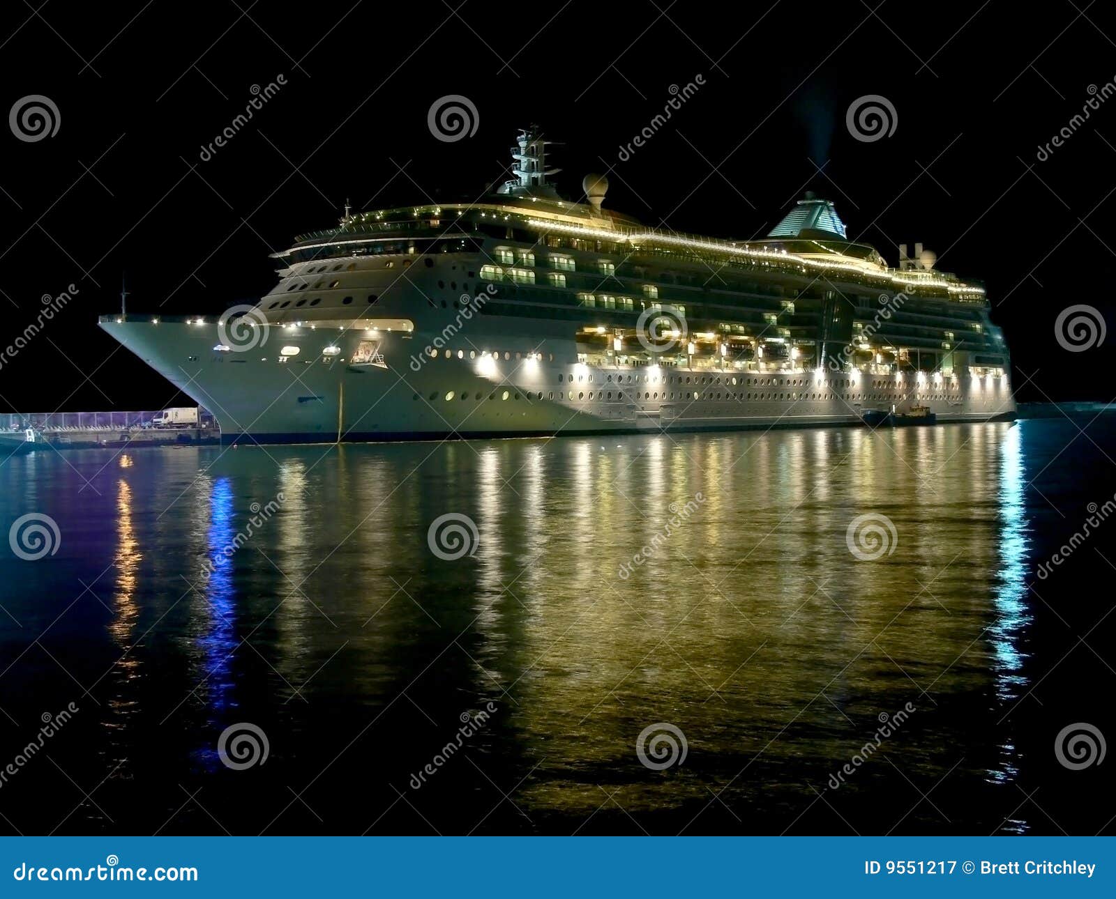Nave Da Crociera Alla Notte Immagine Stock - Immagine di festa, notte ... Nave Da Crociera Alla Notte Immagine Stock - Immagine di festa, notte ...