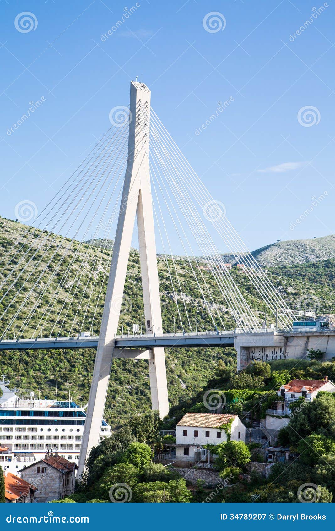Nave Da Crociera E Ponte Sospeso Immagine Stock - Immagine di croazia ...