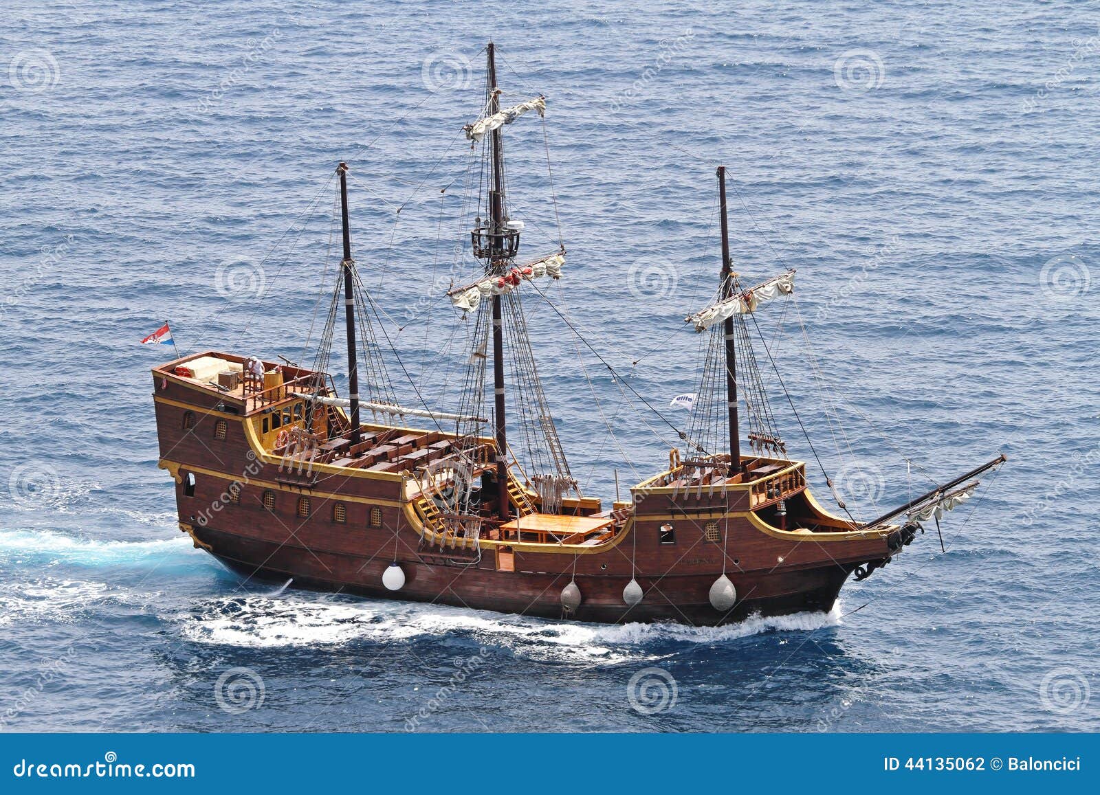 Nave de la galera fotografía editorial. Imagen de cubierta - 44135062