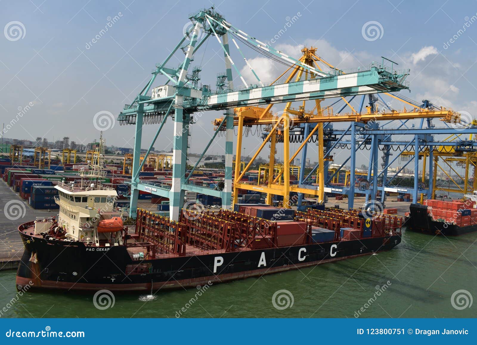 Nave Portacontainer Al Terminale Fotografia Editoriale - Immagine di ...