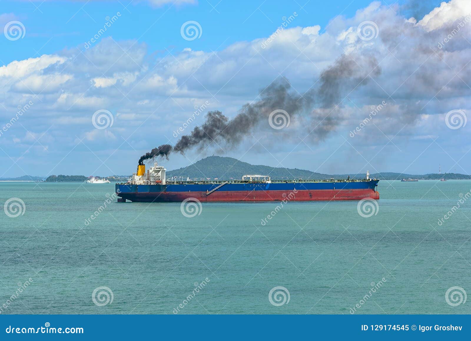 Nave Que Descarga Humo Negro Imagen de archivo - Imagen de negro ...