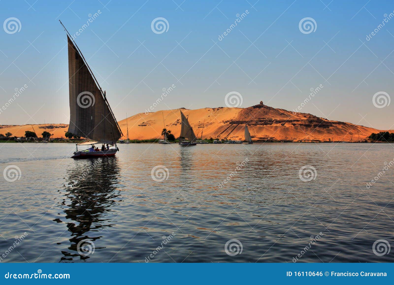 Navegación Del Barco De Faluca Foto de archivo - Imagen de agua ...