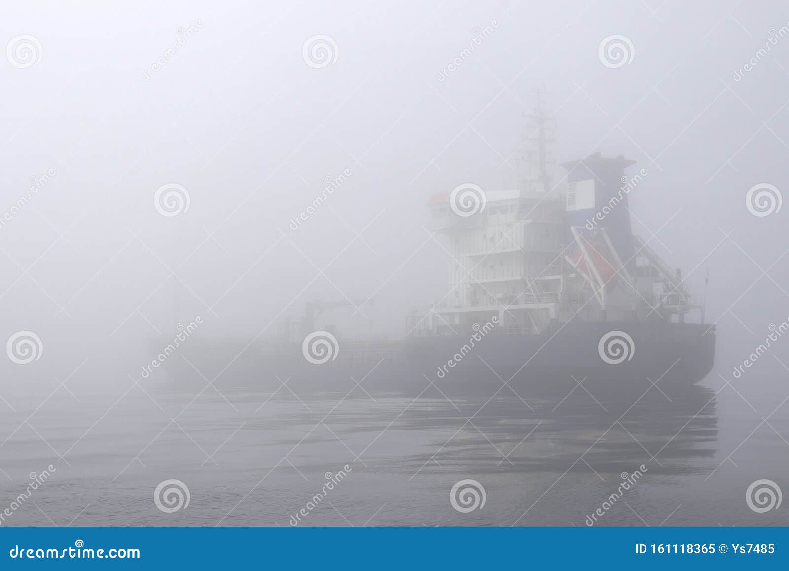Navio-cisterna No Nevoeiro Denso Imagem de Stock - Imagem de carga ...