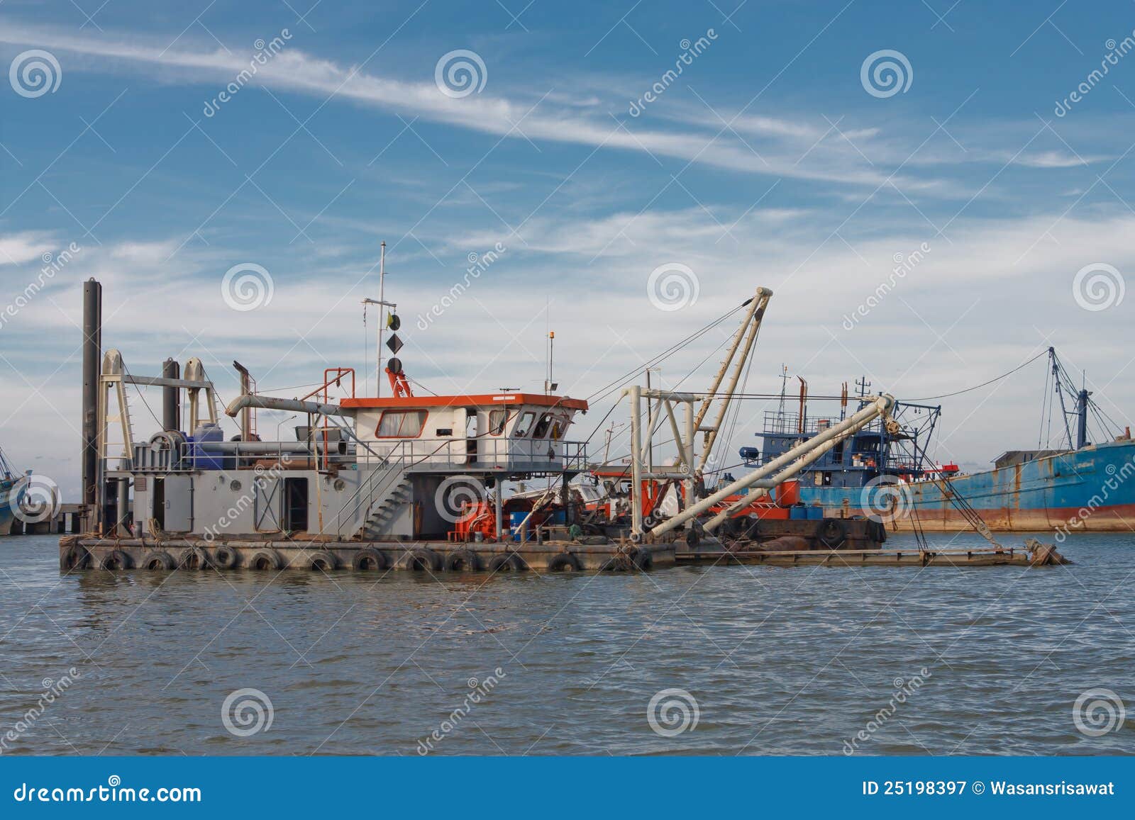 Navio da draga imagem de stock. Imagem de areia, escavador - 25198397