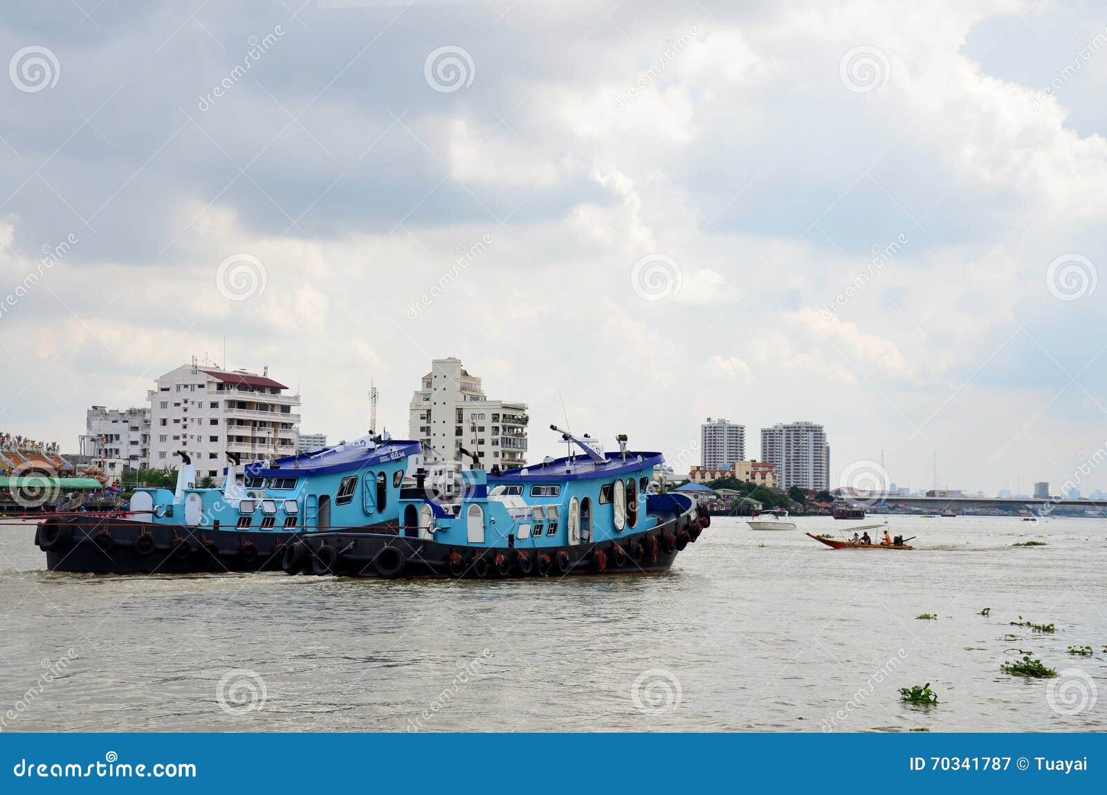 Navio De Carga Da Barca E Do Tug Boat No Rio De Choaphraya Fotografia ...