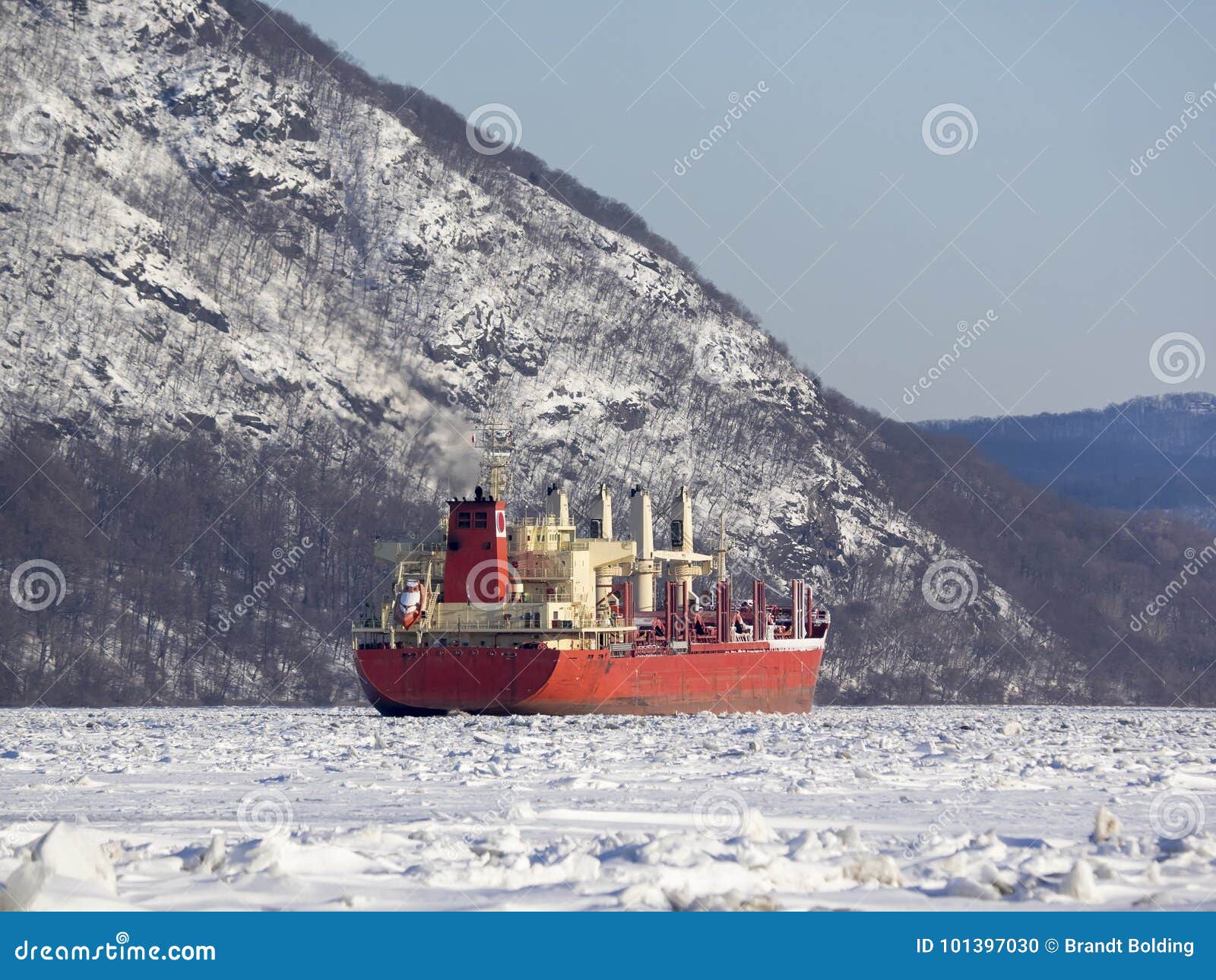 Navio De Carga Em Hudson River Congelado Foto de Stock - Imagem de vale ...