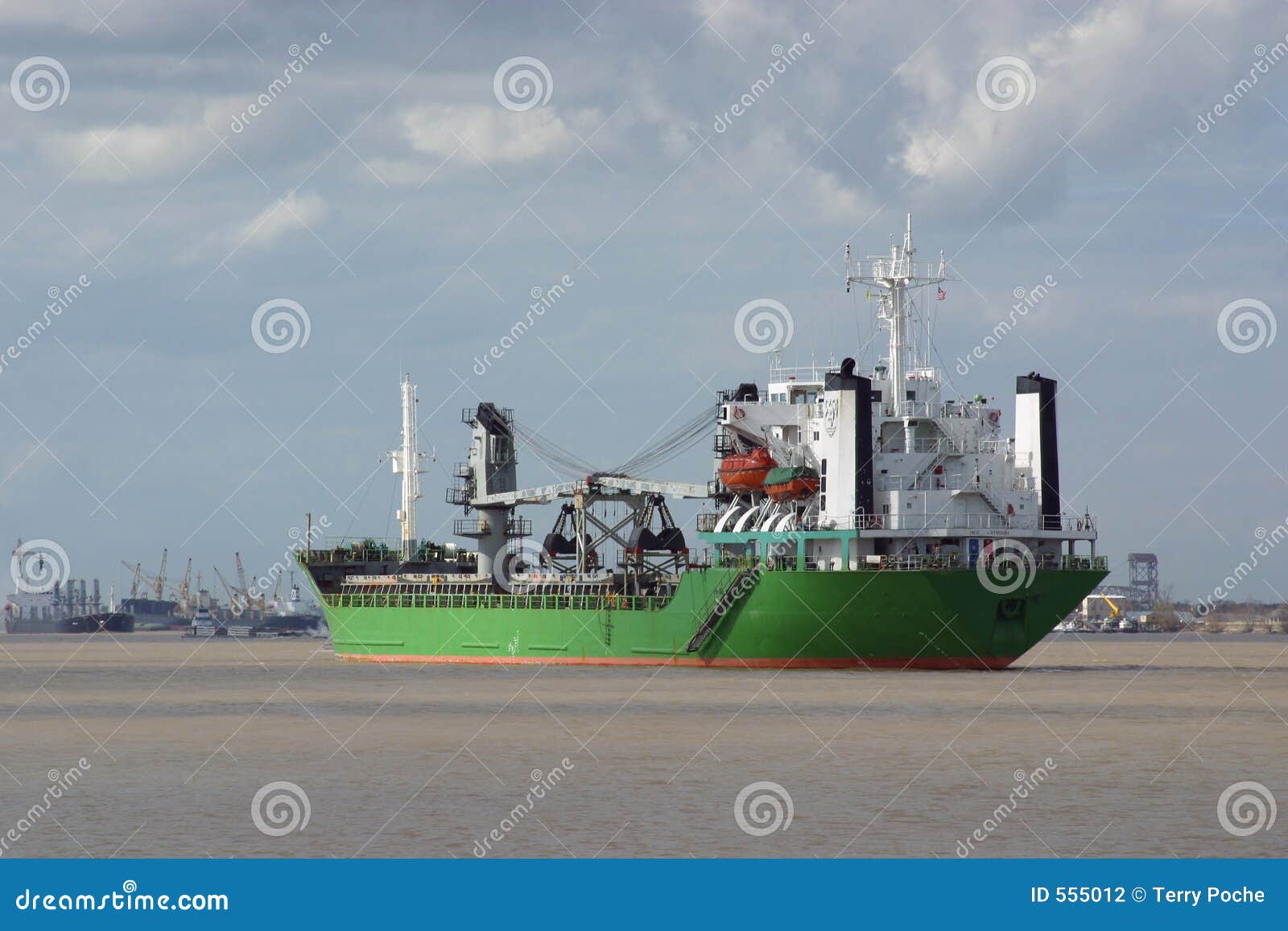 Navio de carga verde foto de stock. Imagem de verde, frete - 555012