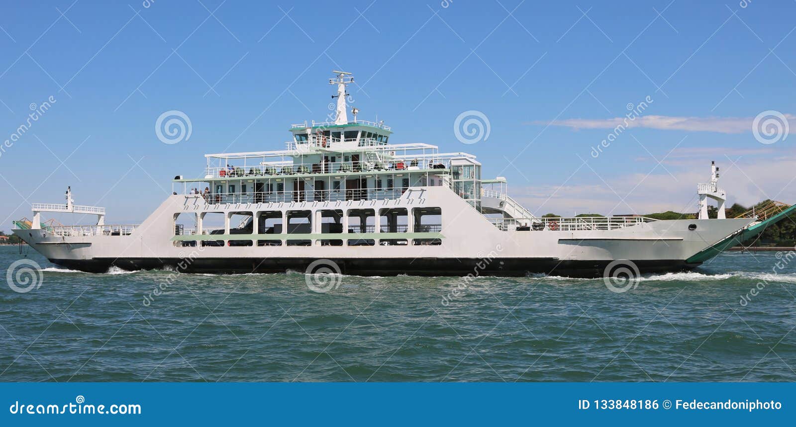 Navio De Envio Para Levar Carros Foto de Stock - Imagem de carros ...