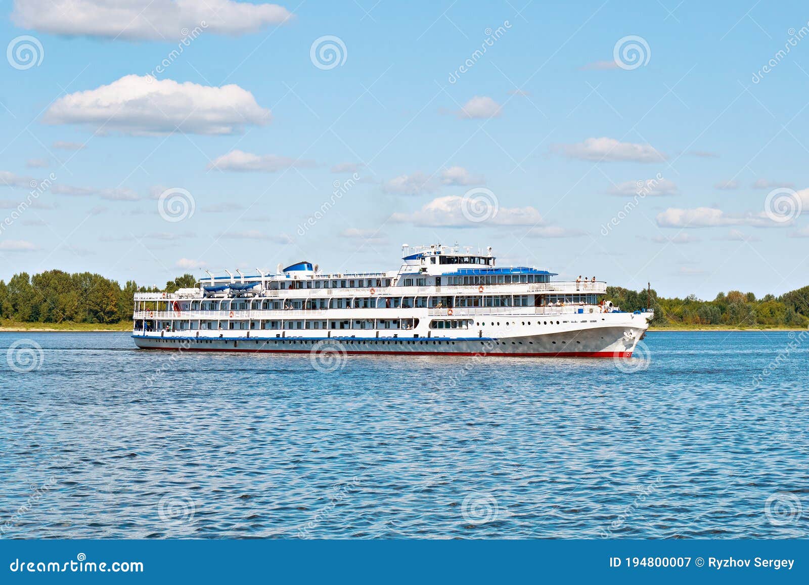 Navio De Passageiros No Rio Imagem de Stock - Imagem de cidade, volga ...
