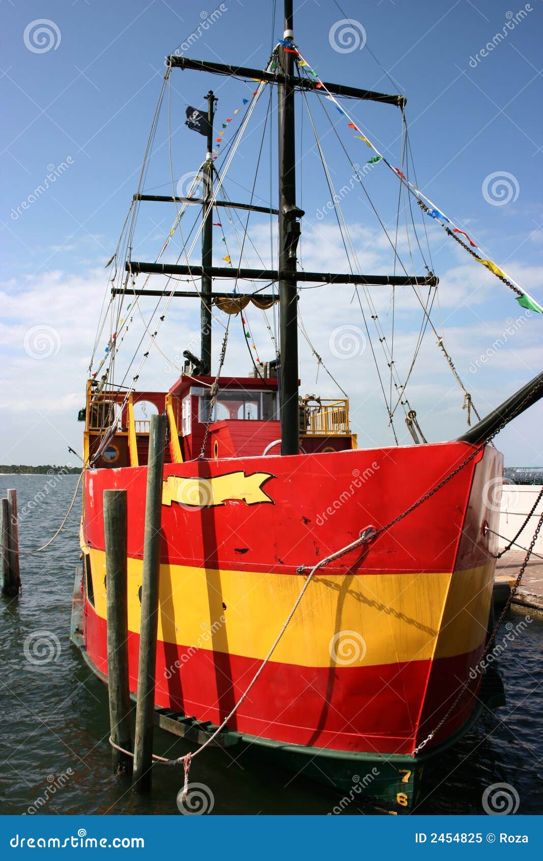 Navio de pirata imagem de stock. Imagem de skulls, tesouros - 2454825