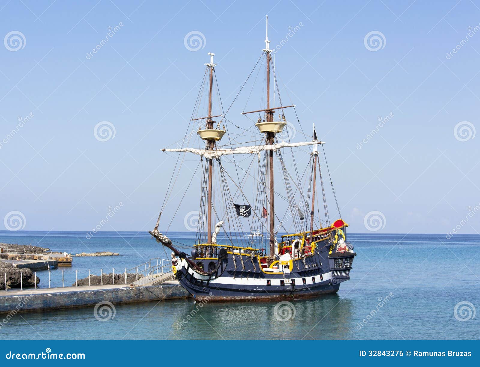Navio de pirata foto de stock. Imagem de piratas, divertimento - 32843276