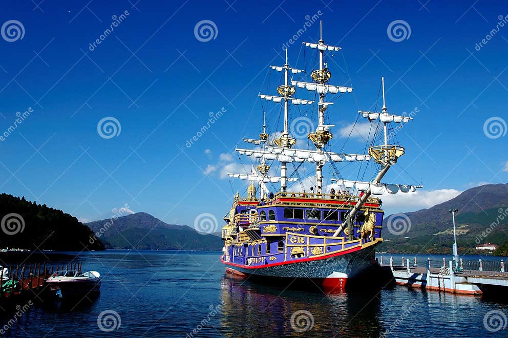 Navio de pirata imagem de stock. Imagem de vela, dourado - 4429365