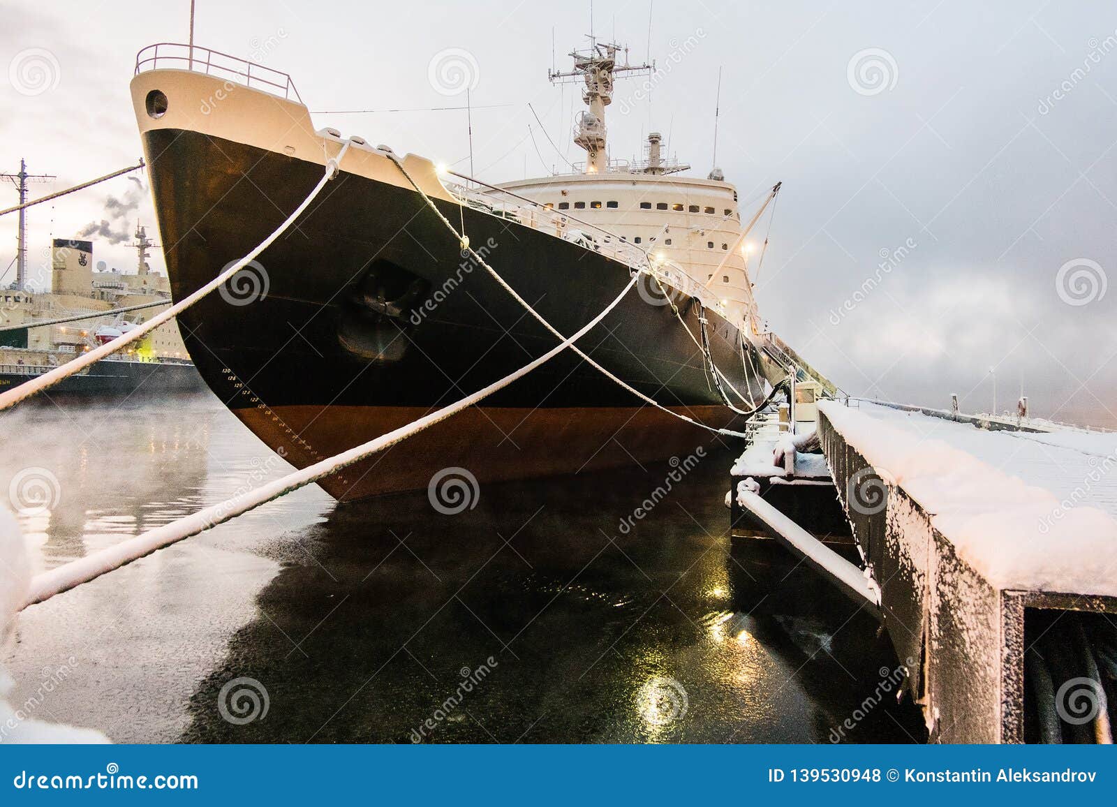 Navio Do Quebra-gelo Em Uma Doca Foto de Stock - Imagem de branco ...