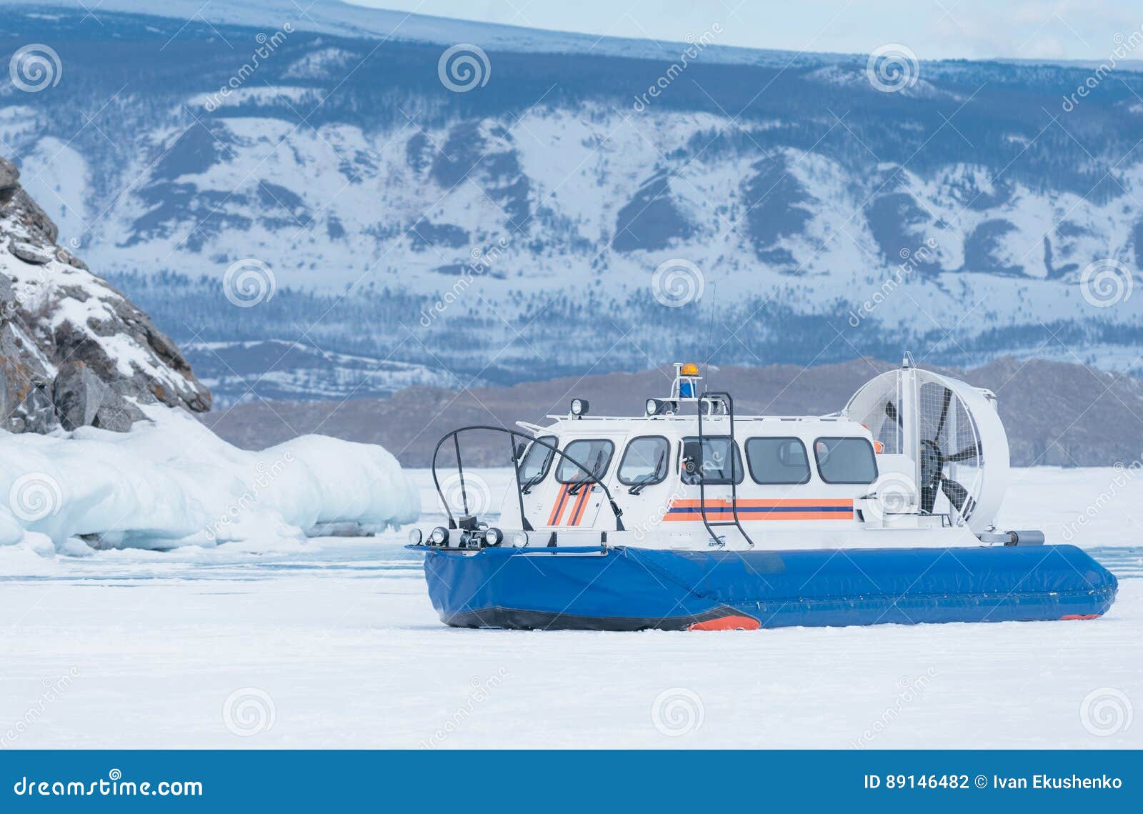 Navio Do Salvamento Em Um Coxim De Ar Hovercraft Foto de Stock - Imagem ...