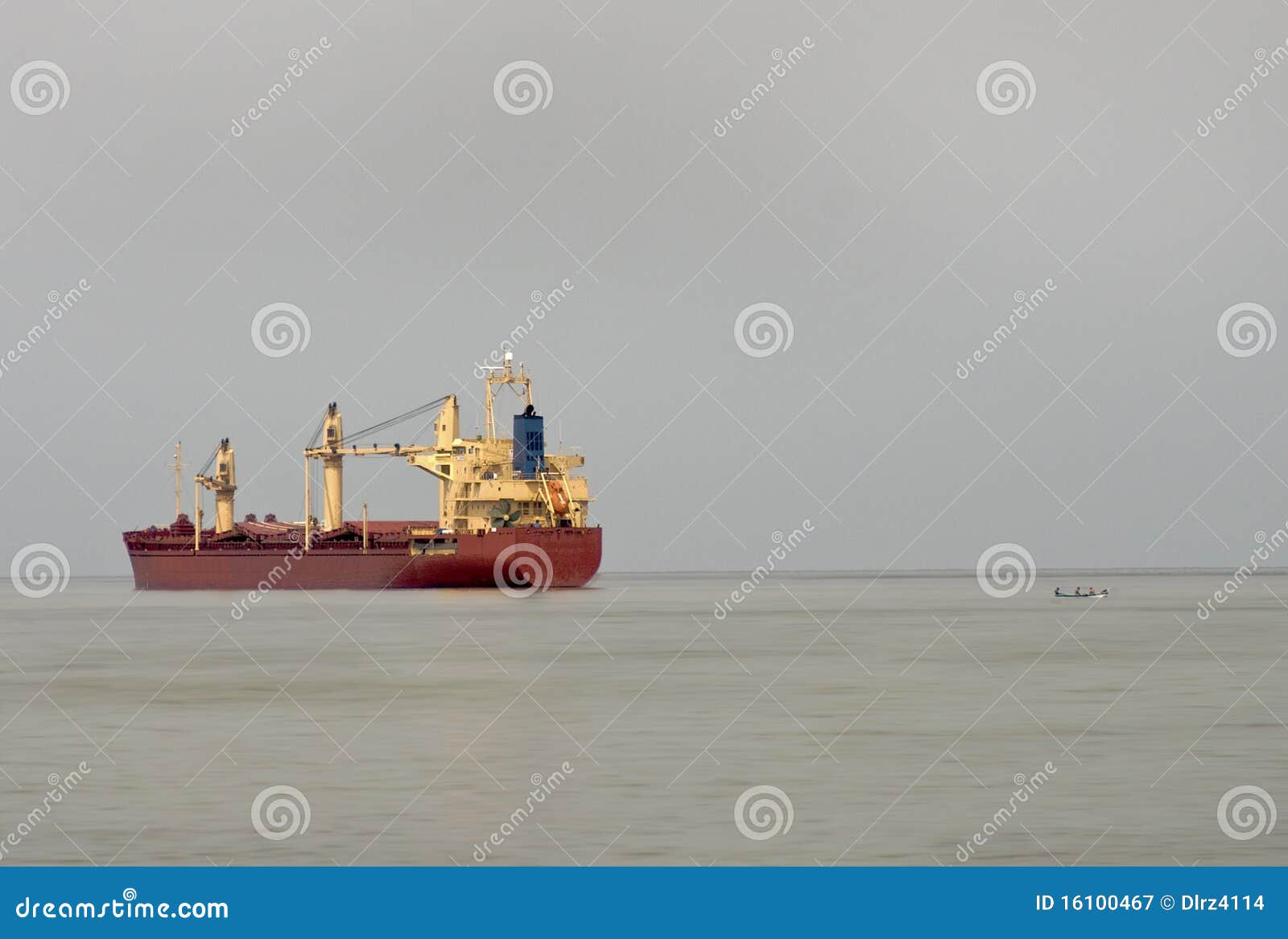 Navio e bote de carga imagem de stock. Imagem de industrial - 16100467