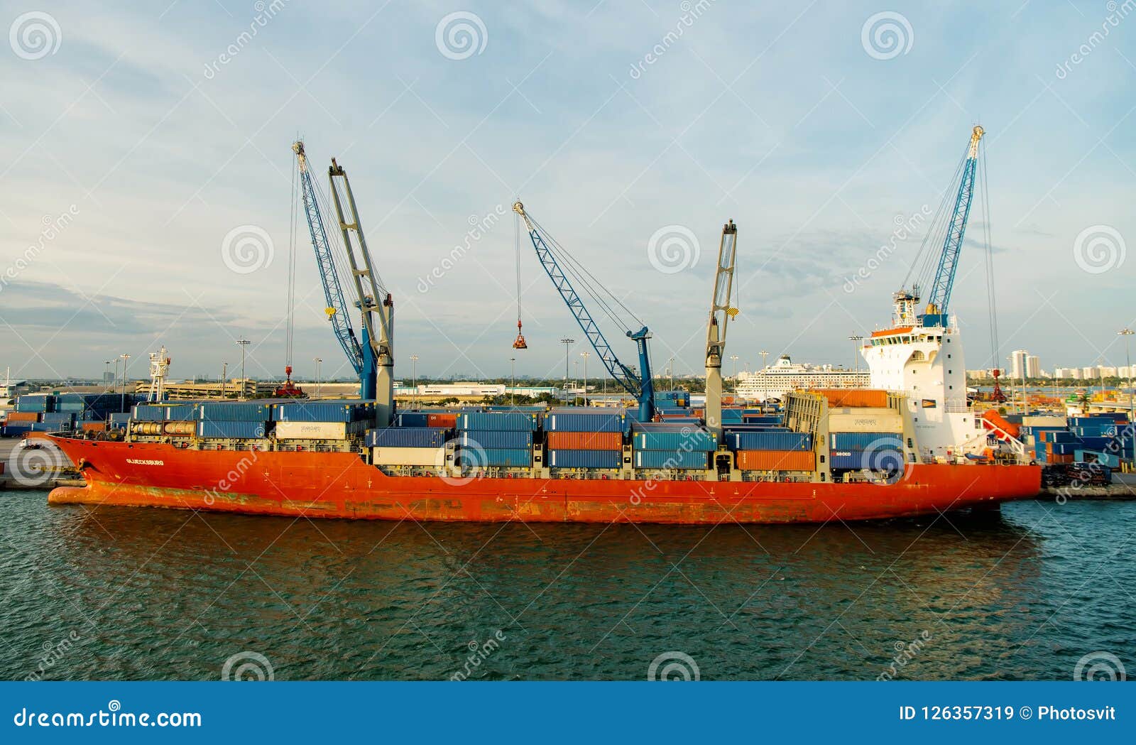 Navio Ou Barca Grande De Carga Com Muitos Contentor Imagem de Stock ...