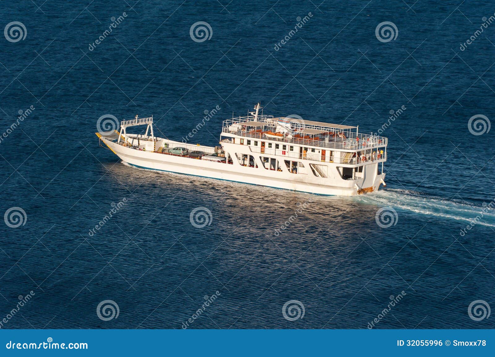 Navio pequeno foto de stock. Imagem de transporte, barco - 32055996