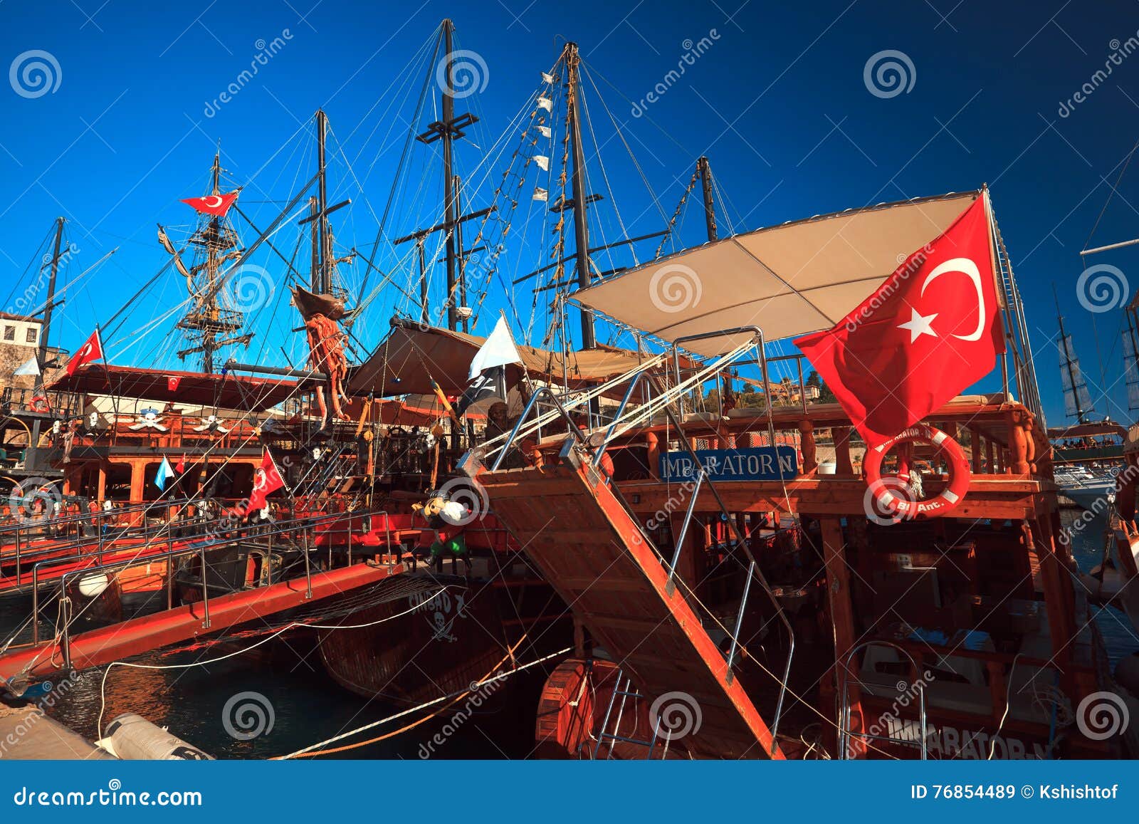 Navios De Pirata No Cais Em Kaleichi Imagem de Stock Editorial - Imagem ...