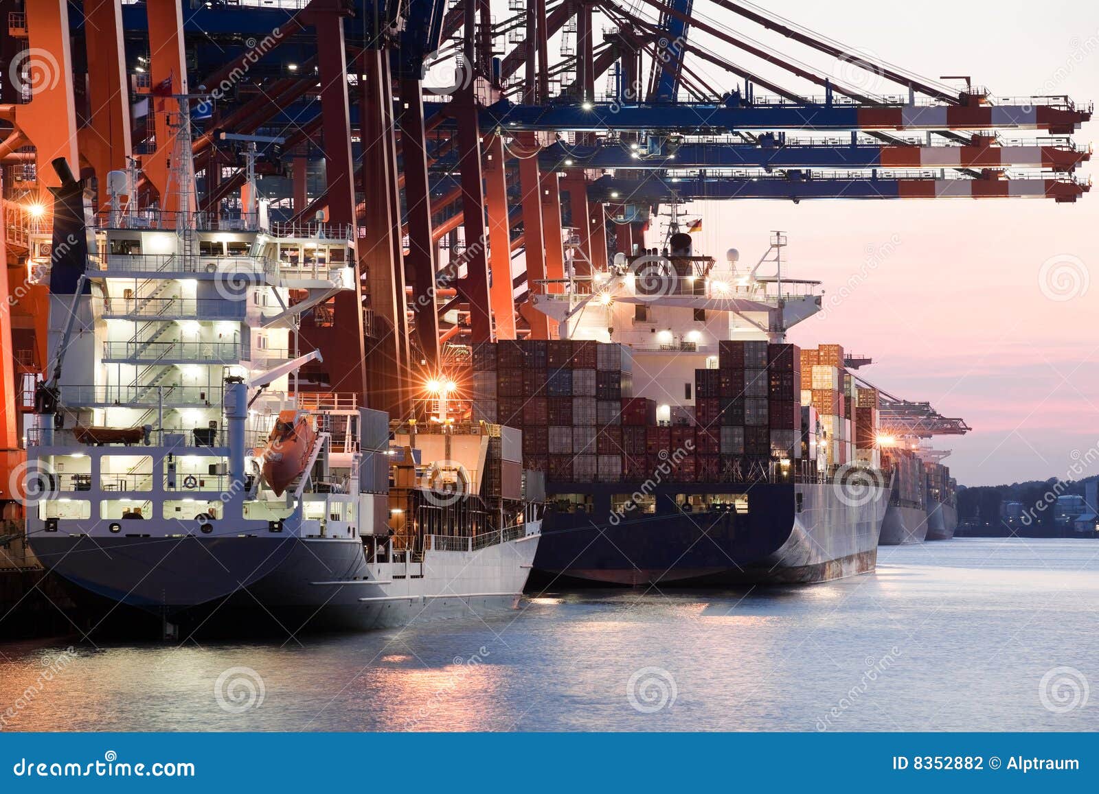 Navios no porto foto de stock. Imagem de carga, recipientes - 8352882