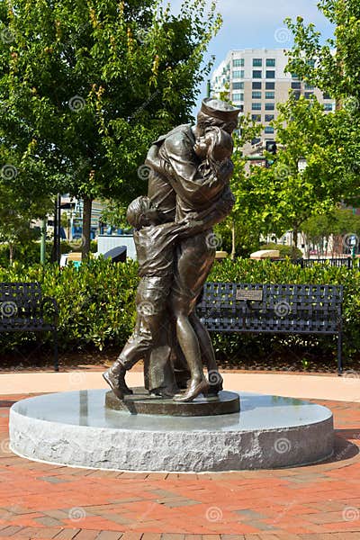 Navy Reunion Statue editorial photography. Image of america - 28906337