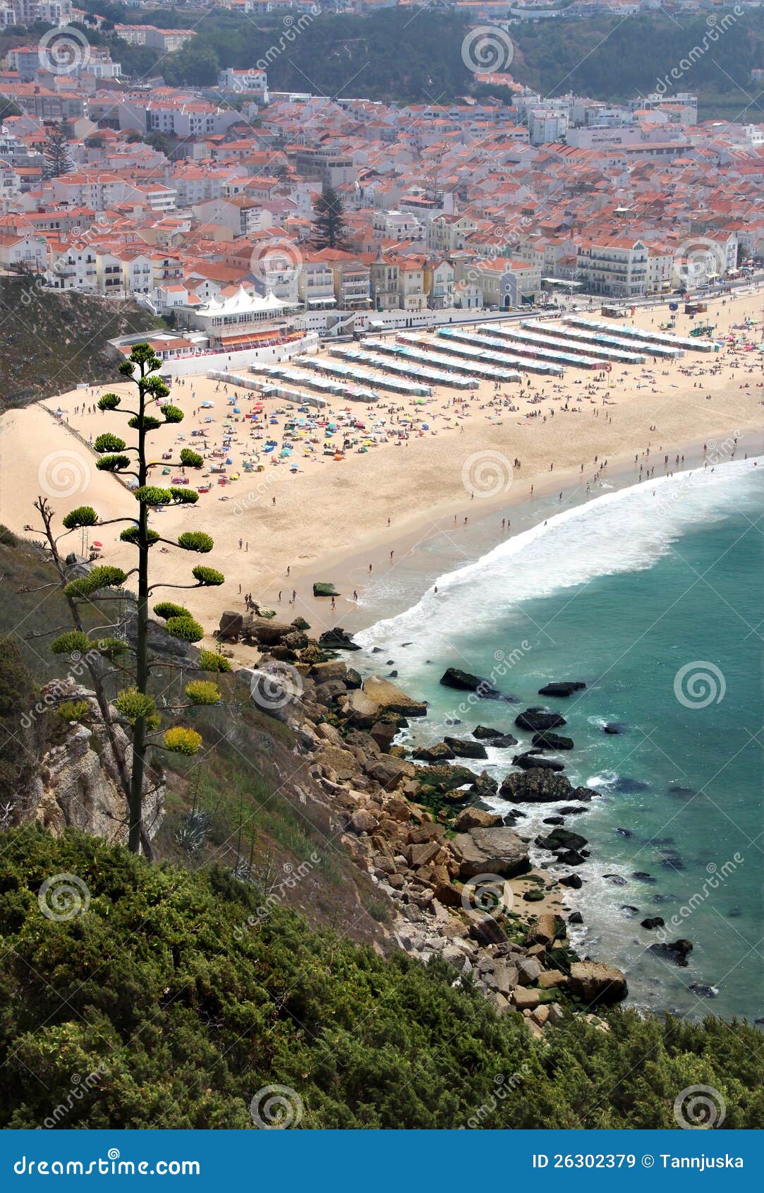 Nazare Strand, Portugal stockbild. Bild von dach, blau - 26302379