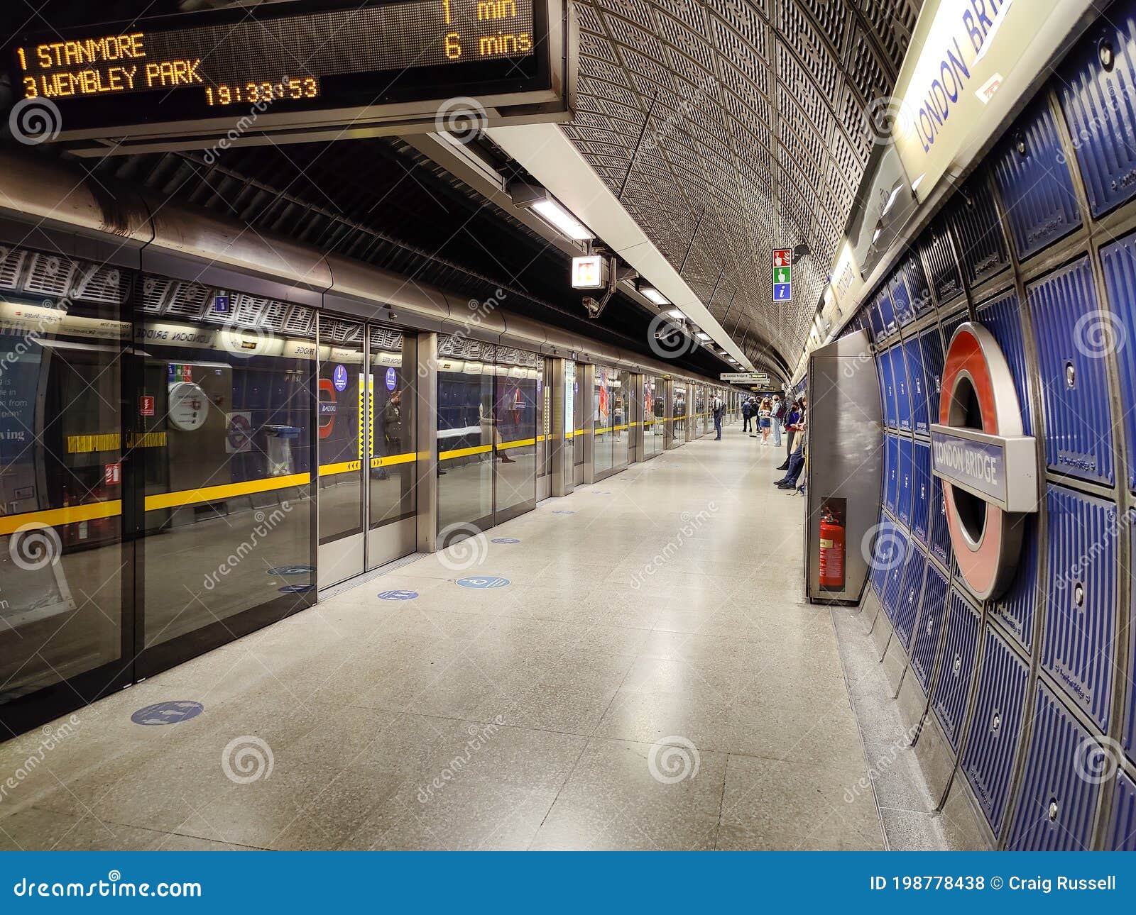 Near Empty Platform on a London Underground Station Editorial Stock ...