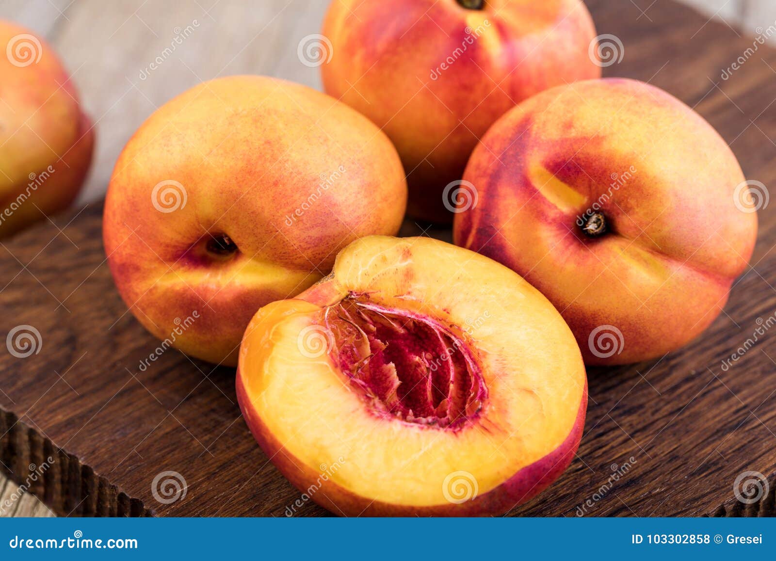 Nectarine photo stock. Image du nourriture, pêche, organique - 103302858
