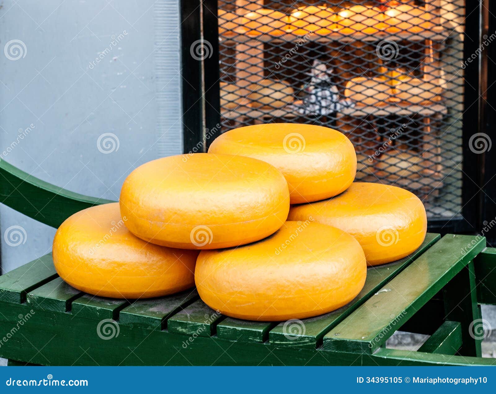 Nederlandse Goudse kaas stock afbeelding. Image of geel - 34395105