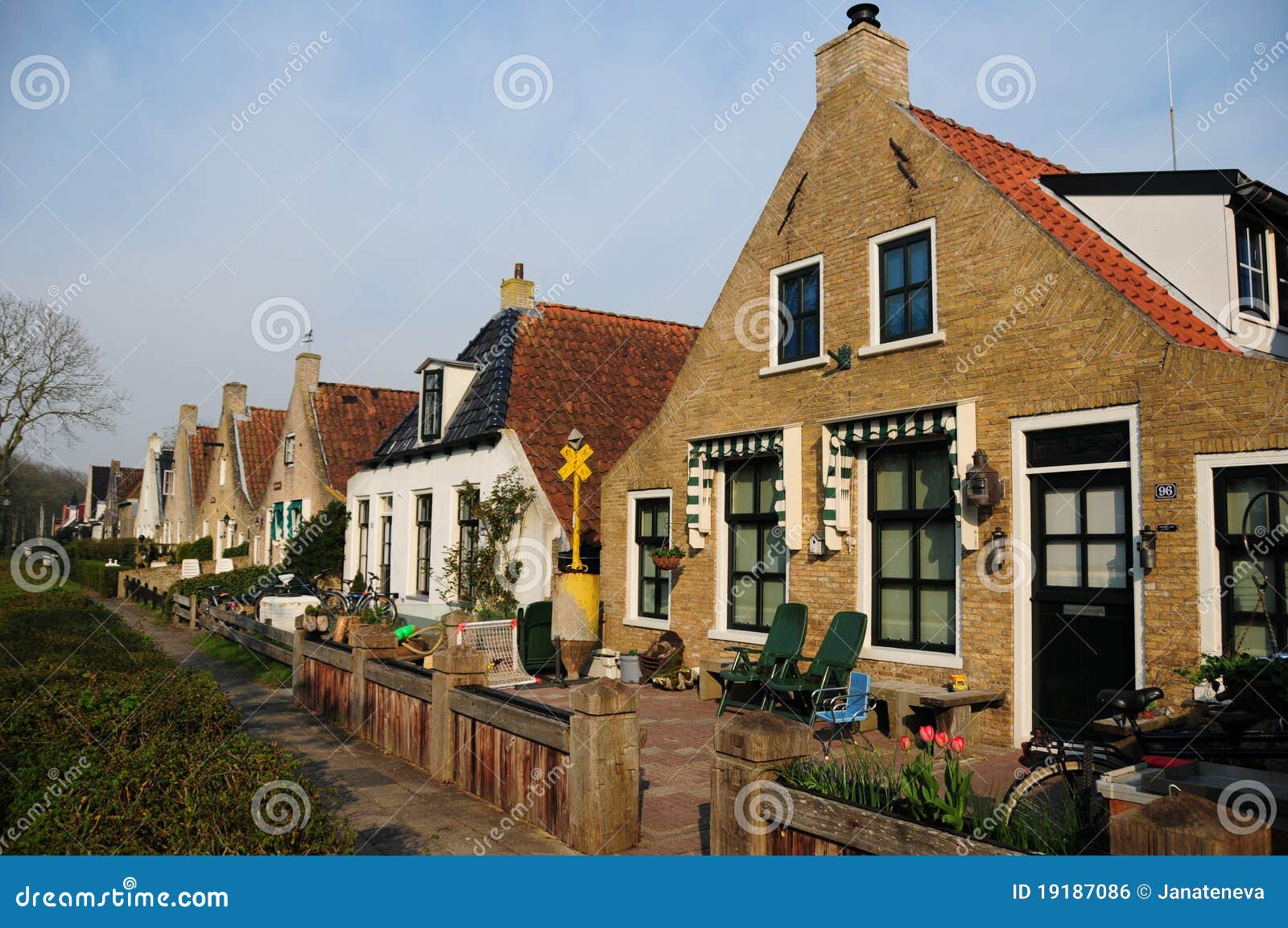 Nederlandse huizen stock foto. Image of typisch, eilanden - 19187086