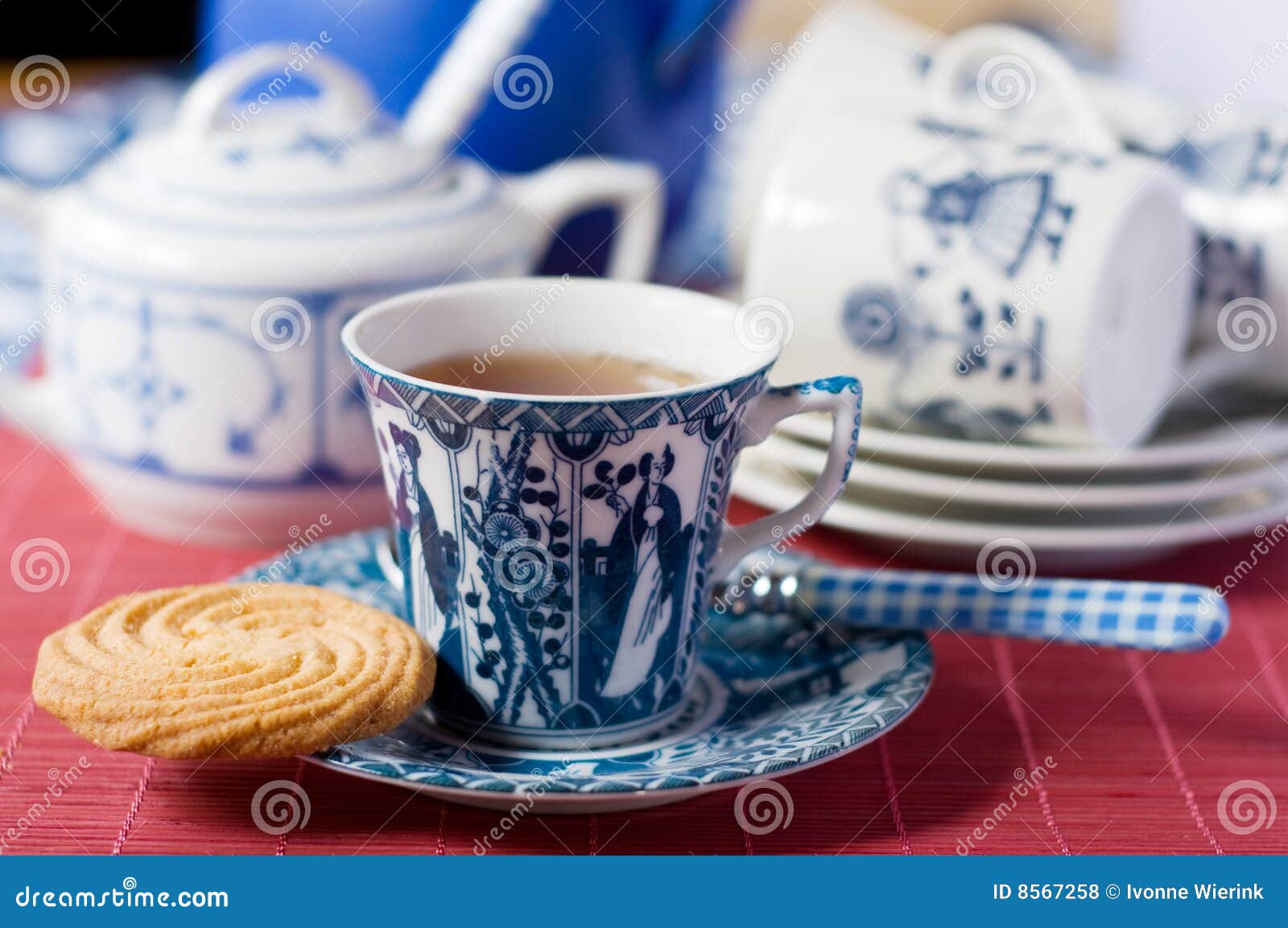 Nederlandse kop thee stock foto. Image of typisch, koekje - 8567258